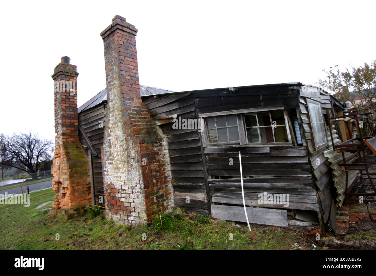 Side wide view rundown house hi-res stock photography and images - Alamy