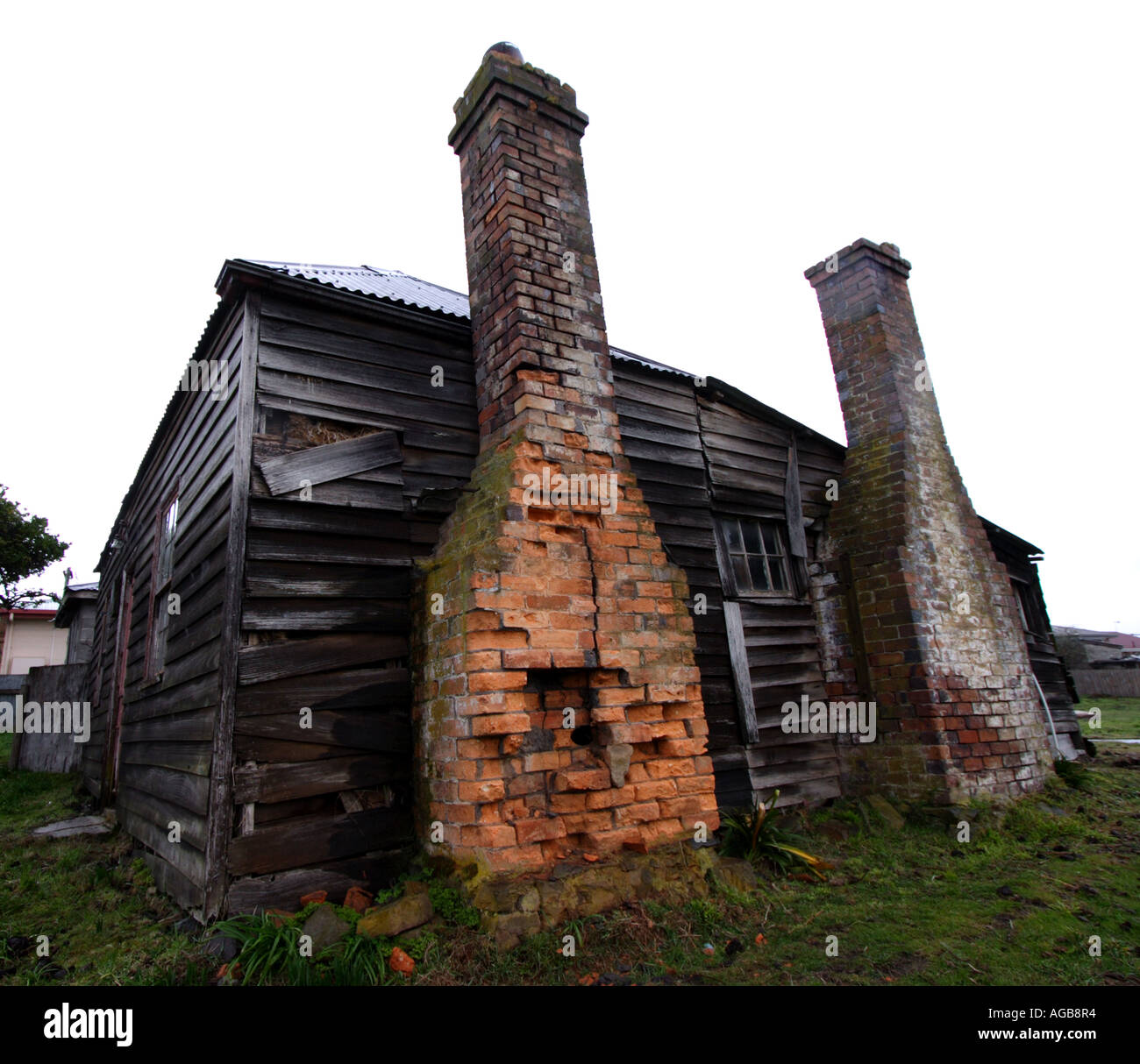 SIDE WIDE VIEW RUNDOWN HOUSE HORIZONTAL BAPDB8665 Stock Photo - Alamy