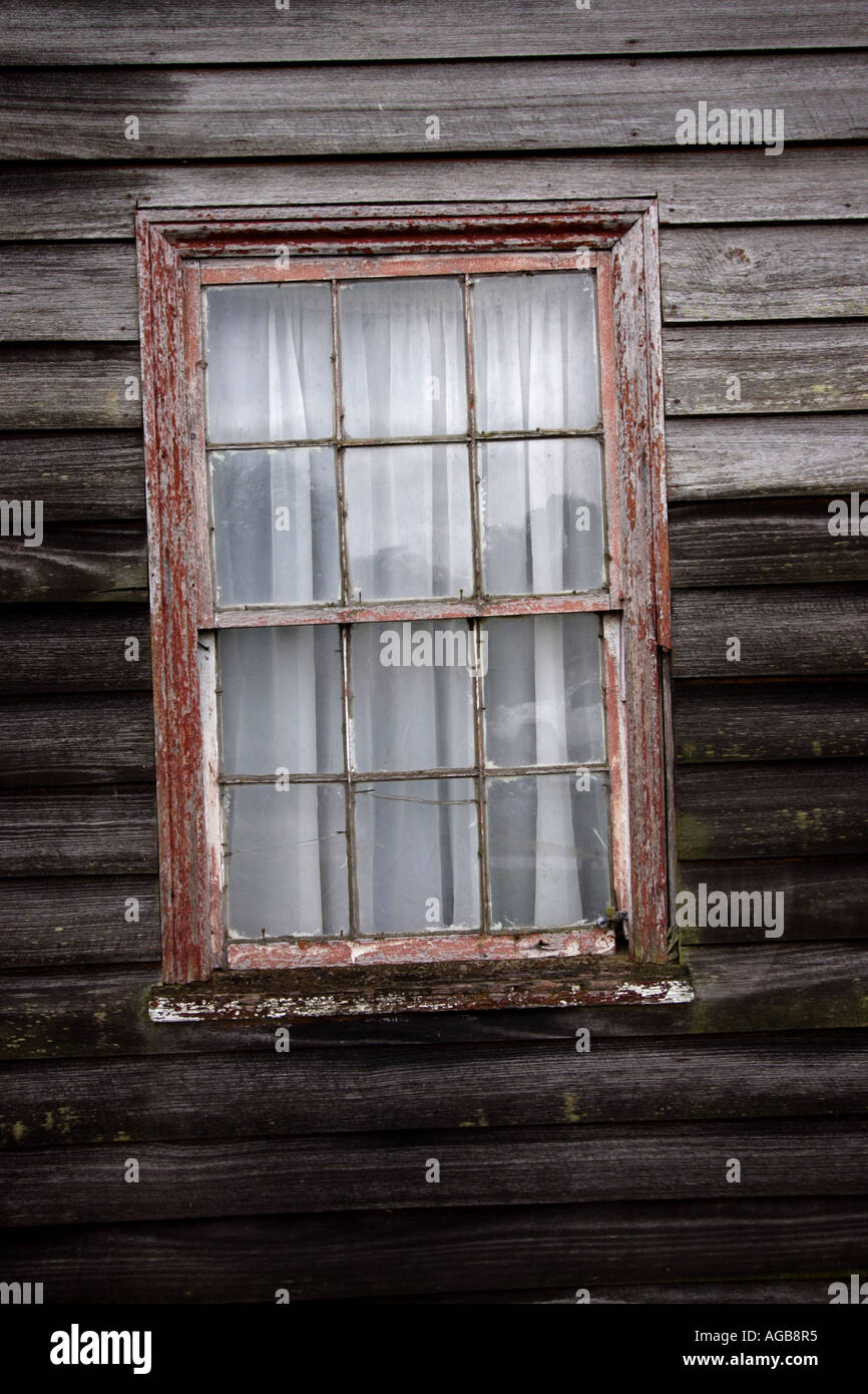 WINDOW IN DERELICT HOUSE VERTICAL BAPDB8666 Stock Photo - Alamy