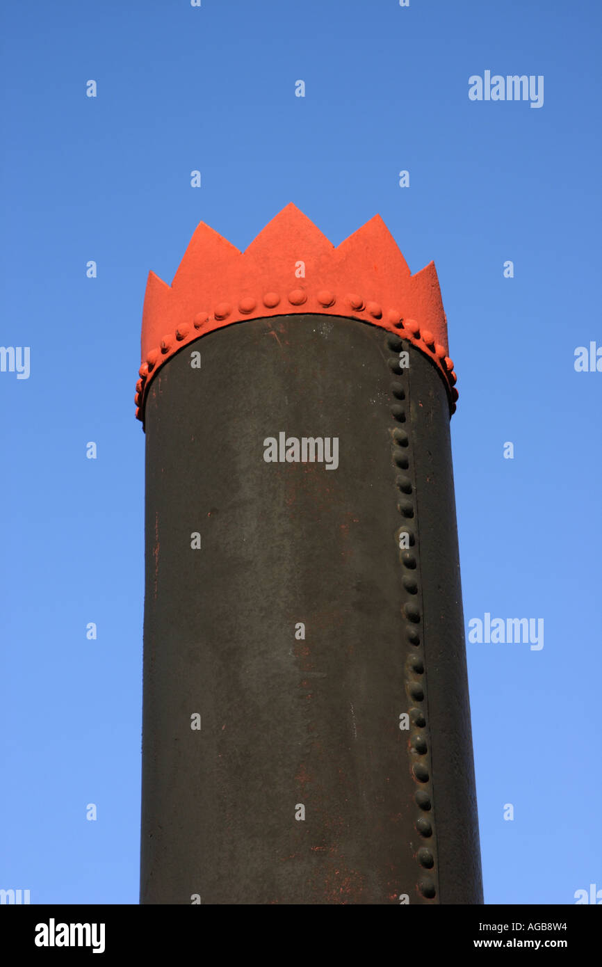 FUNNEL ON OLD STEAM ENGINE VERTICAL BAPDB8697 Stock Photo - Alamy