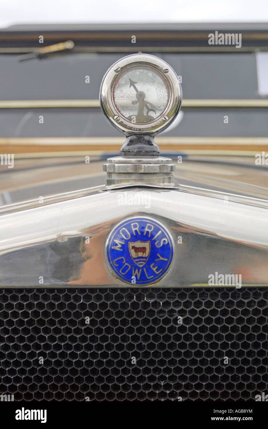 Morris Cowley radiator logo and temperature guage Stock Photo - Alamy