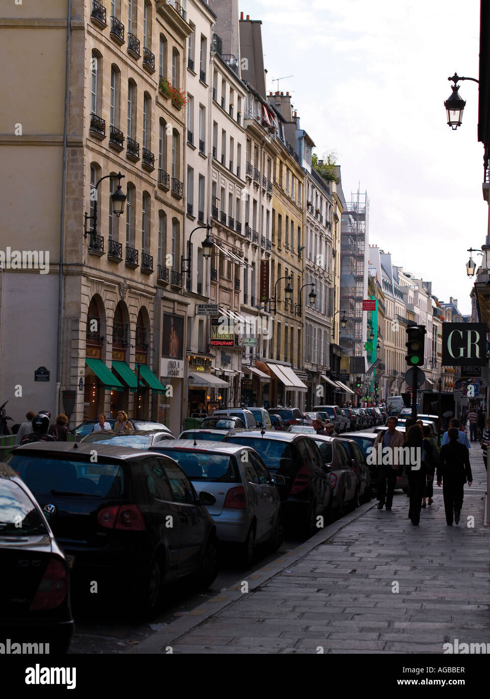 Crowded paris street hi-res stock photography and images - Alamy