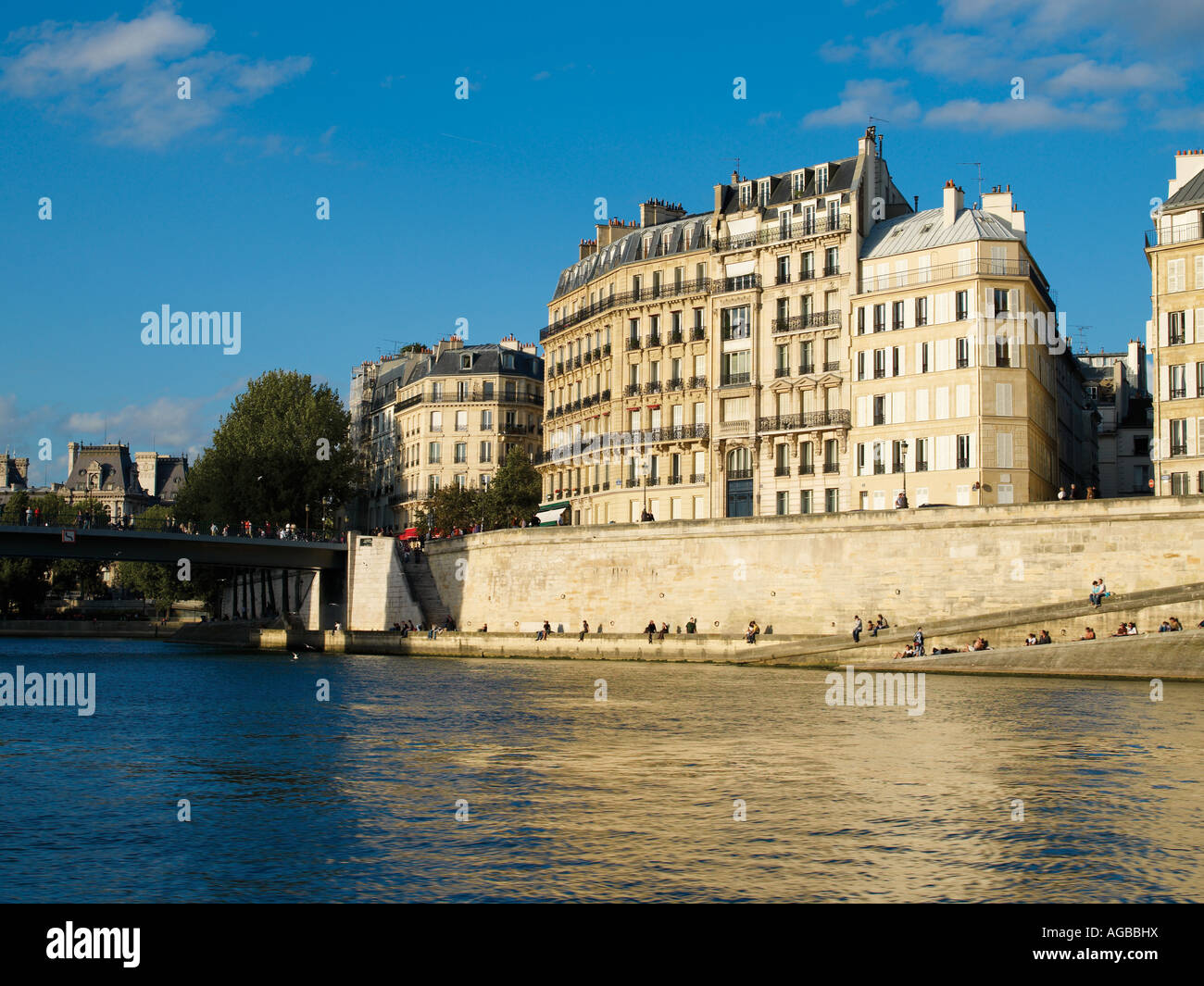 Ile st louis buildings hi-res stock photography and images - Alamy