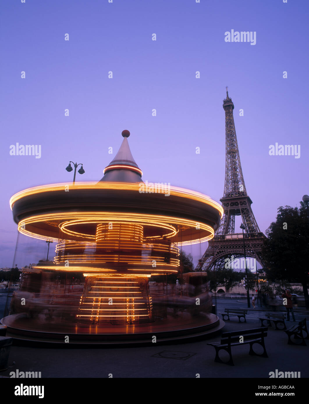 Eiffel tower upright hi-res stock photography and images - Alamy