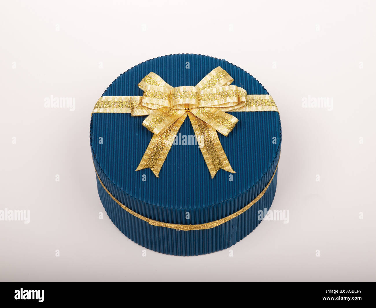 Round shaped box with golden bow, elevated view Stock Photo - Alamy