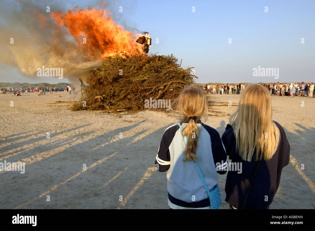 Child watch bonfire hi-res stock photography and images - Alamy