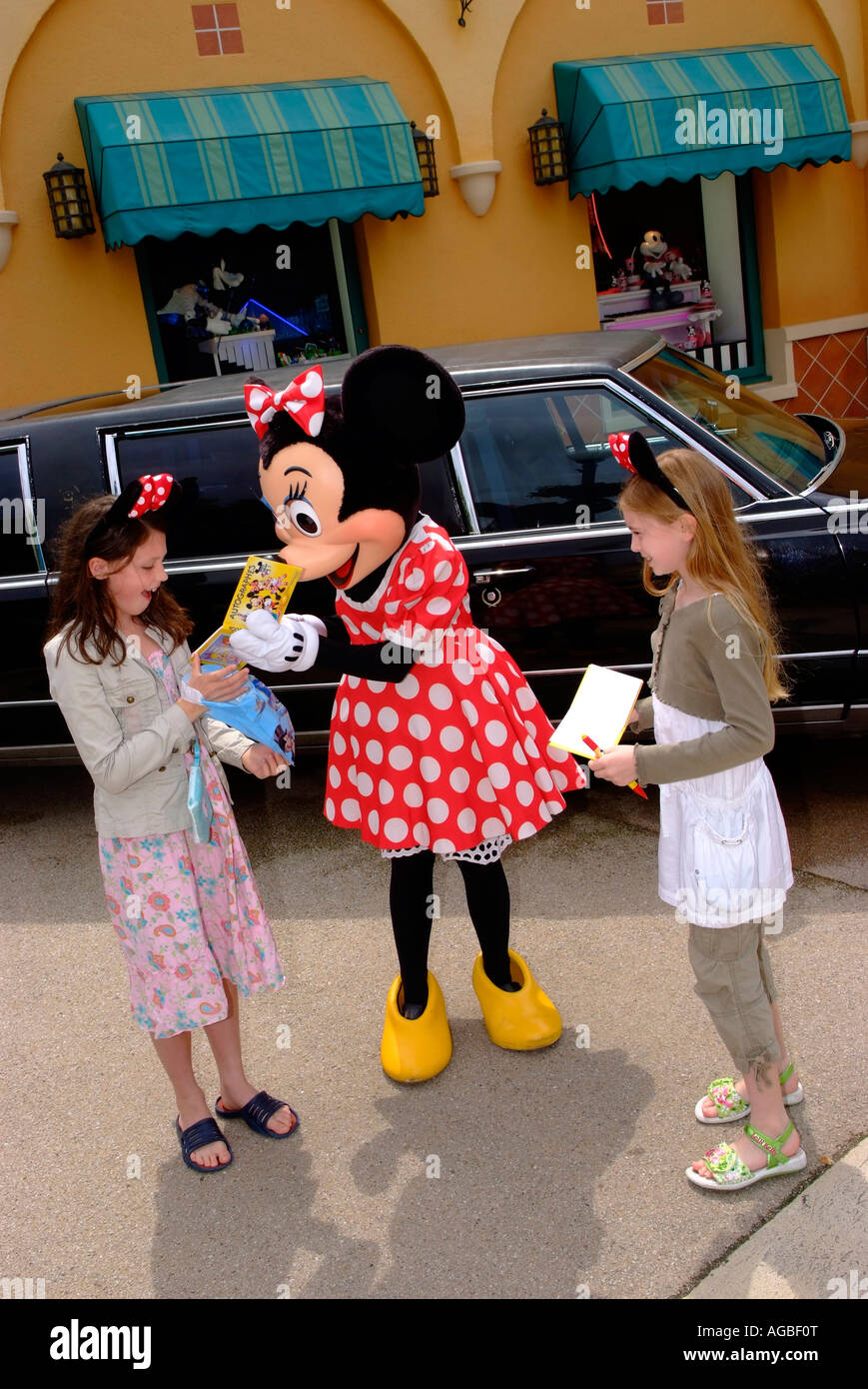 Disney characters disneyland paris france hi-res stock photography and ...