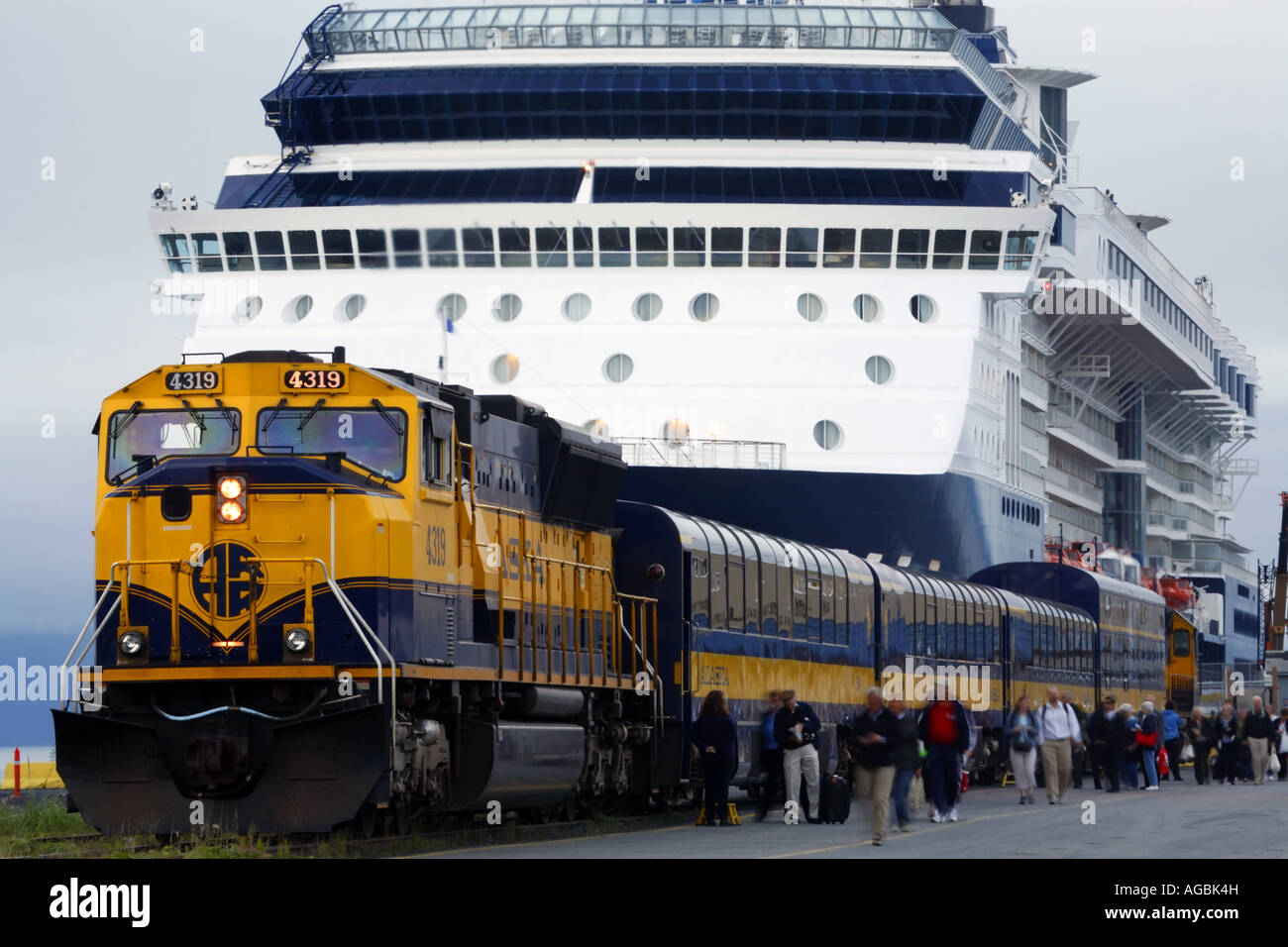 Alaska Railroad picking up passengers from a cruise ship, Seward ...
