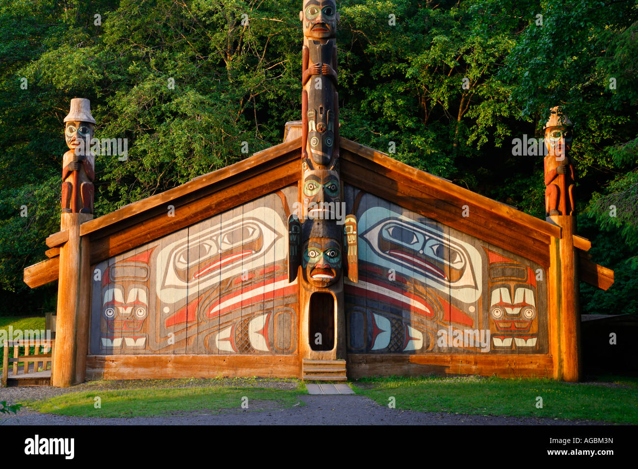 Indian house with totems hi-res stock photography and images - Alamy