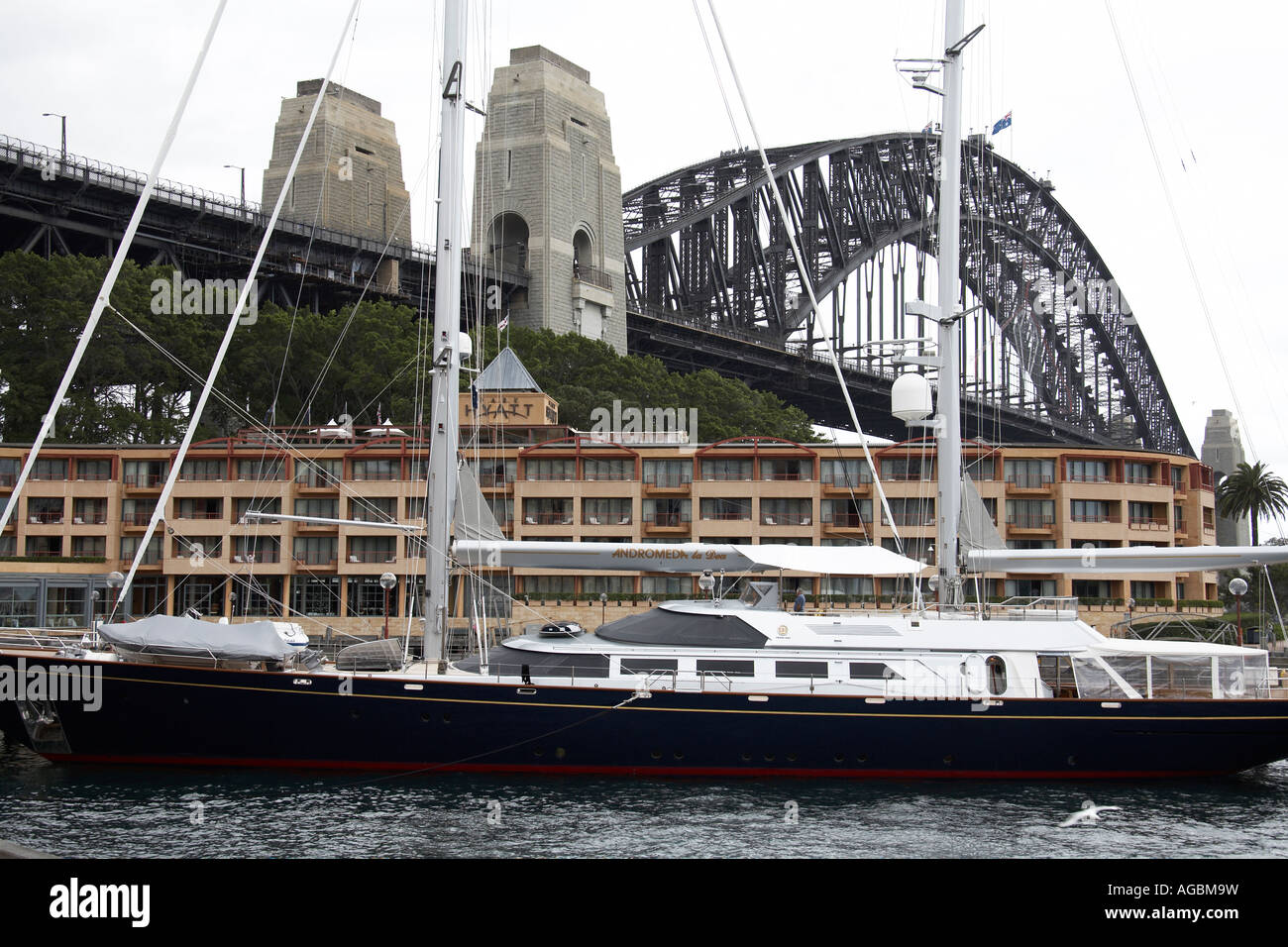Modern harbour walls hi-res stock photography and images - Alamy