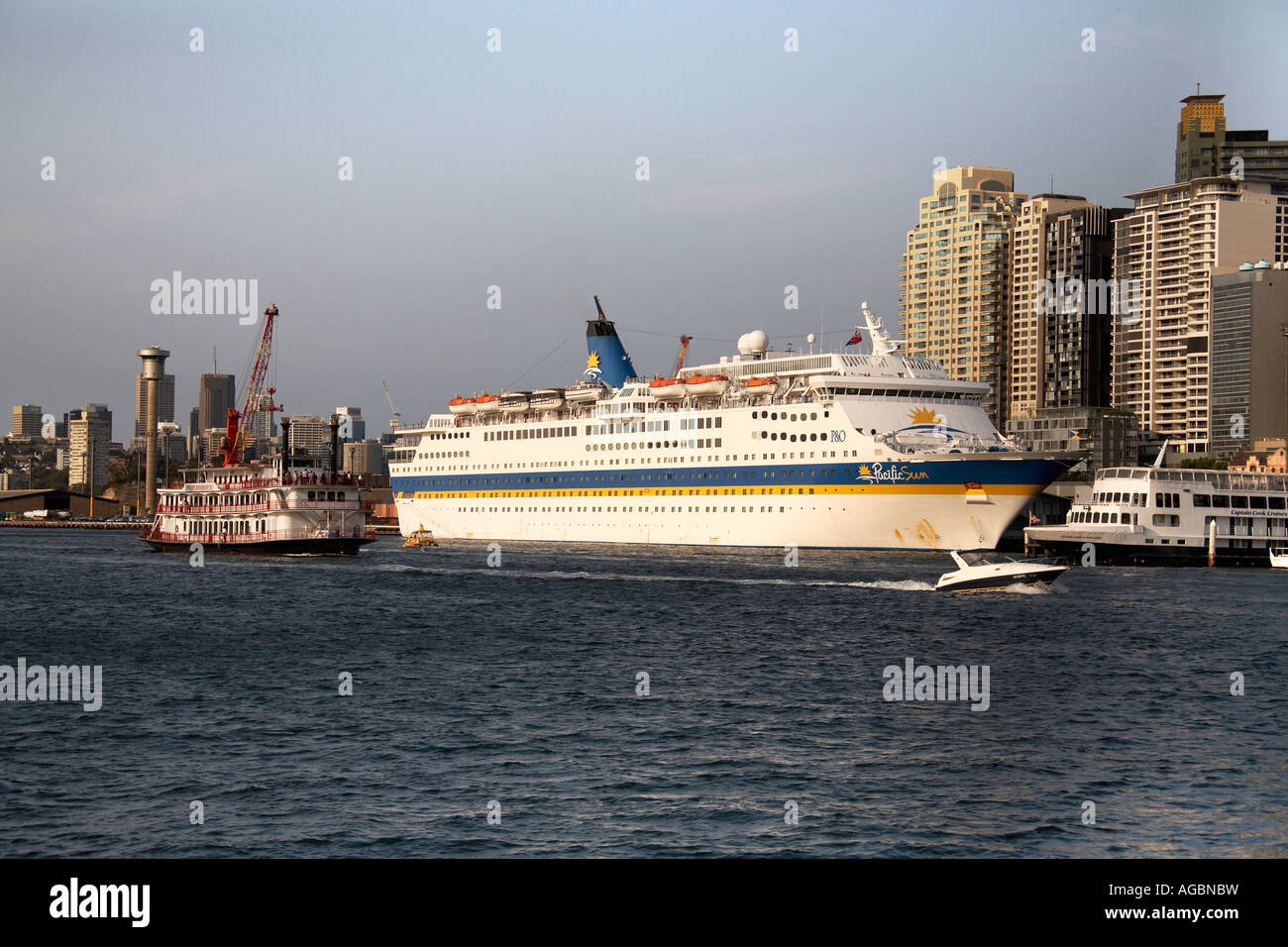 Paddle steamer cruise liner hi-res stock photography and images - Alamy