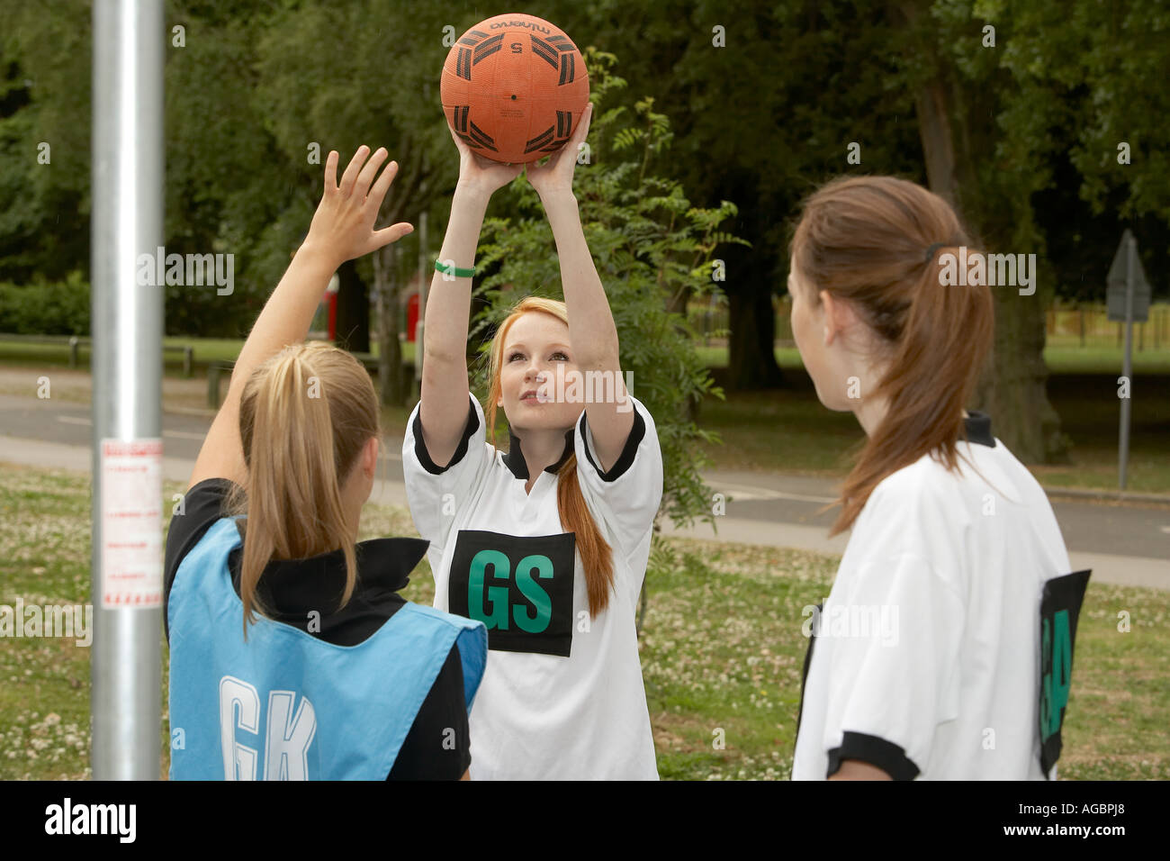 Netball school girls hi-res stock photography and images - Alamy