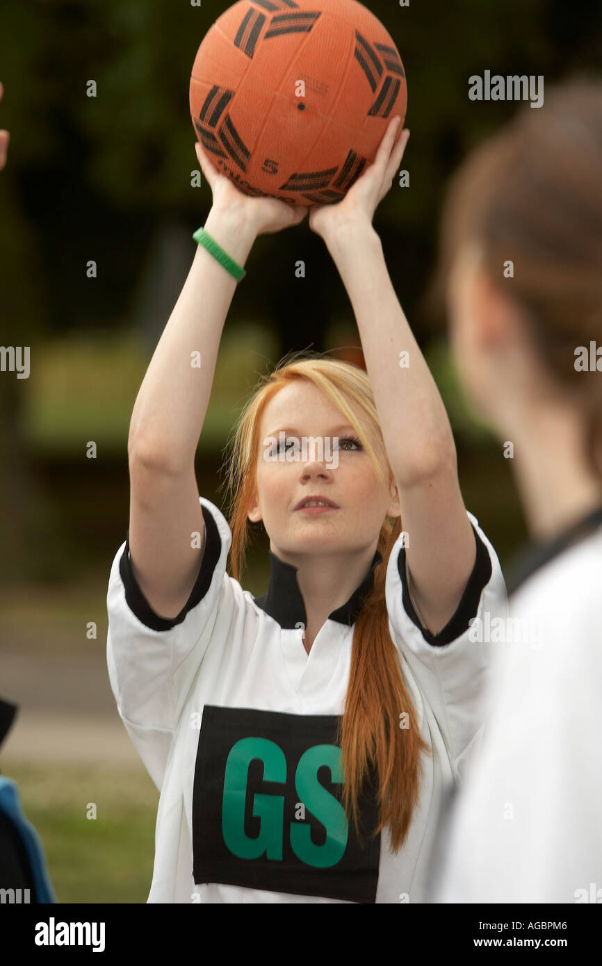 Girls playing netball hi-res stock photography and images - Alamy
