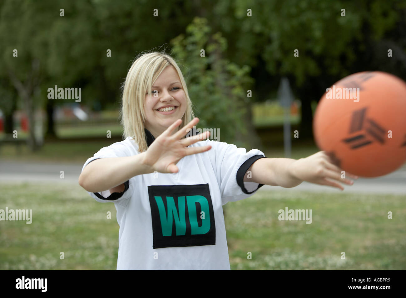 Girl throwing netball Stock Photo - Alamy