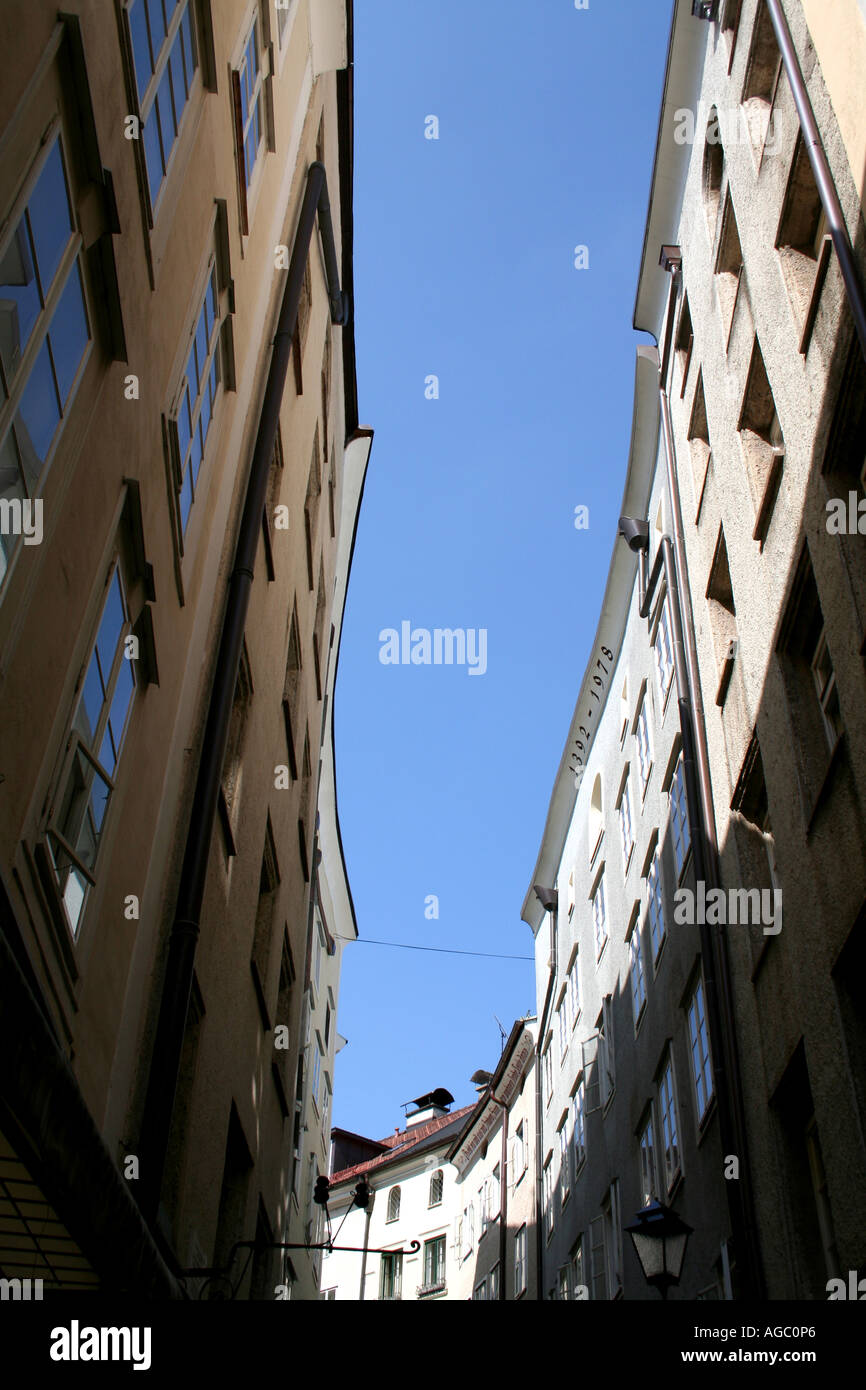 rows of terrace buildings down a narrow street Stock Photo - Alamy