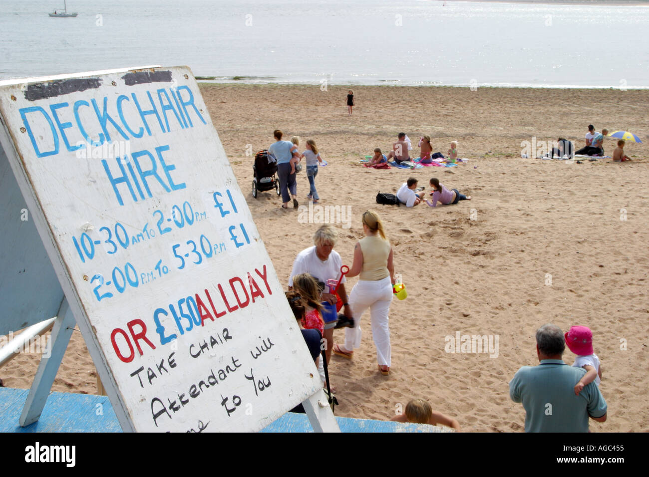 Deck chair hire sign hi-res stock photography and images - Alamy