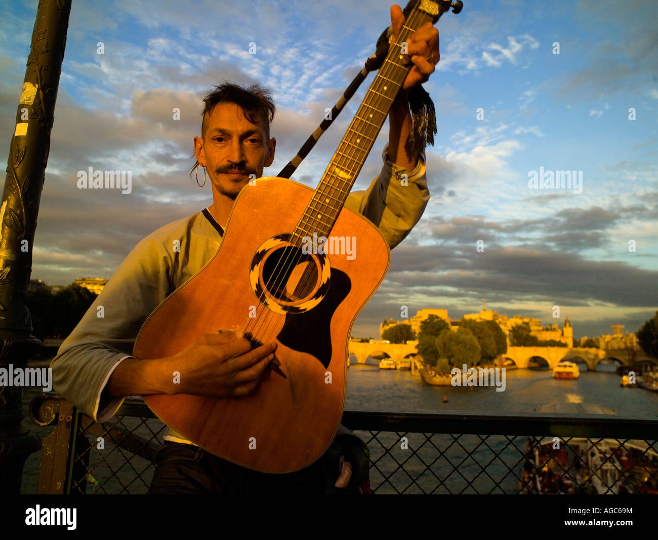 Street performers paris hi-res stock photography and images - Alamy