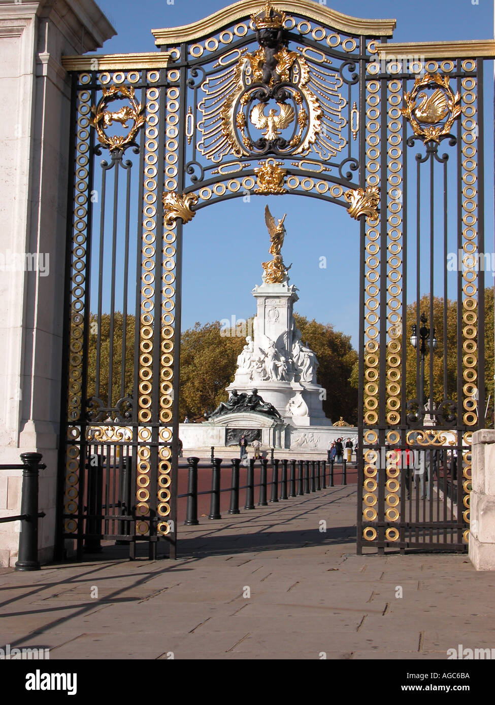 Gate at Buckingham Palace Stock Photo - Alamy