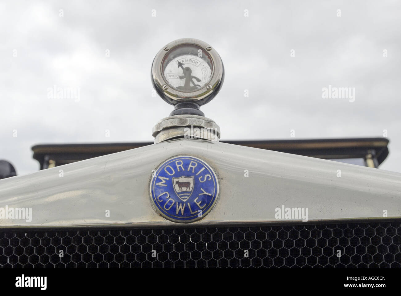 Morris Cowley radiator logo and temperature guage Stock Photo - Alamy