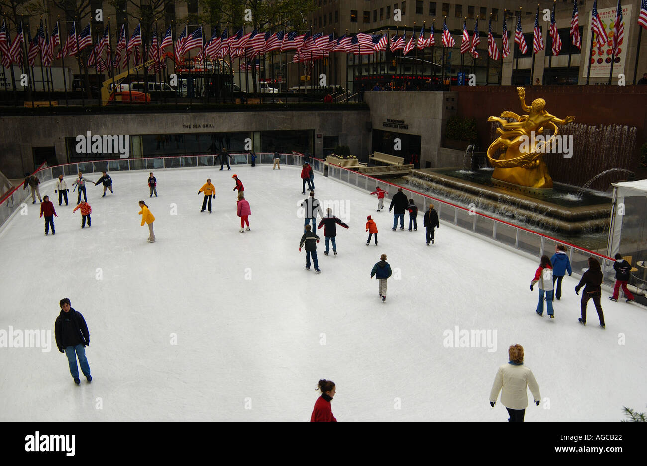 Skaters on the Ice Rink outside the Rockefeller Centre, New York City ...