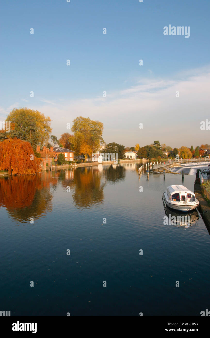 Autumn colour, River Thames, Buckinghamshire, Chilterns, England, UK ...