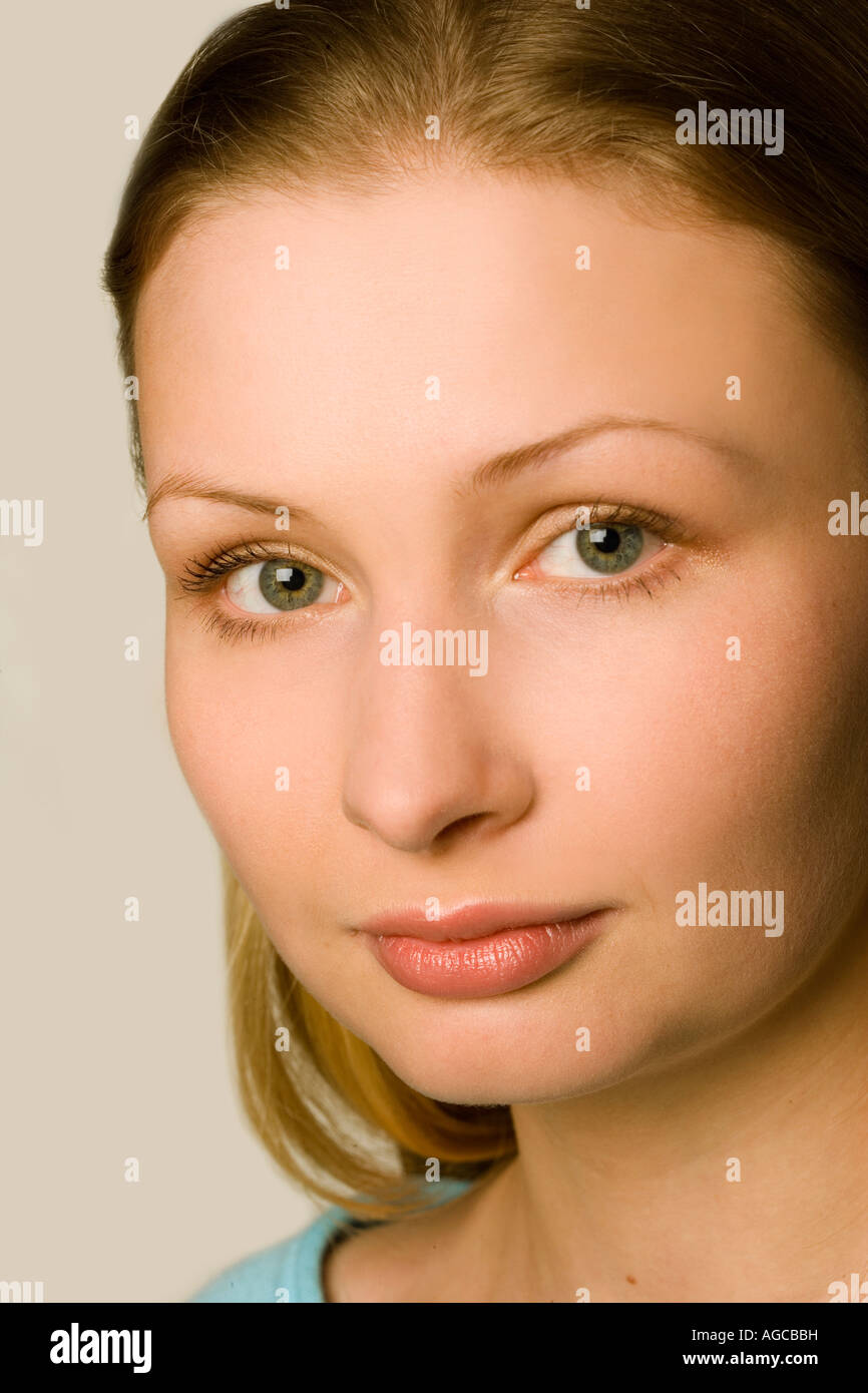 Concern expression on the face of a young woman Stock Photo - Alamy