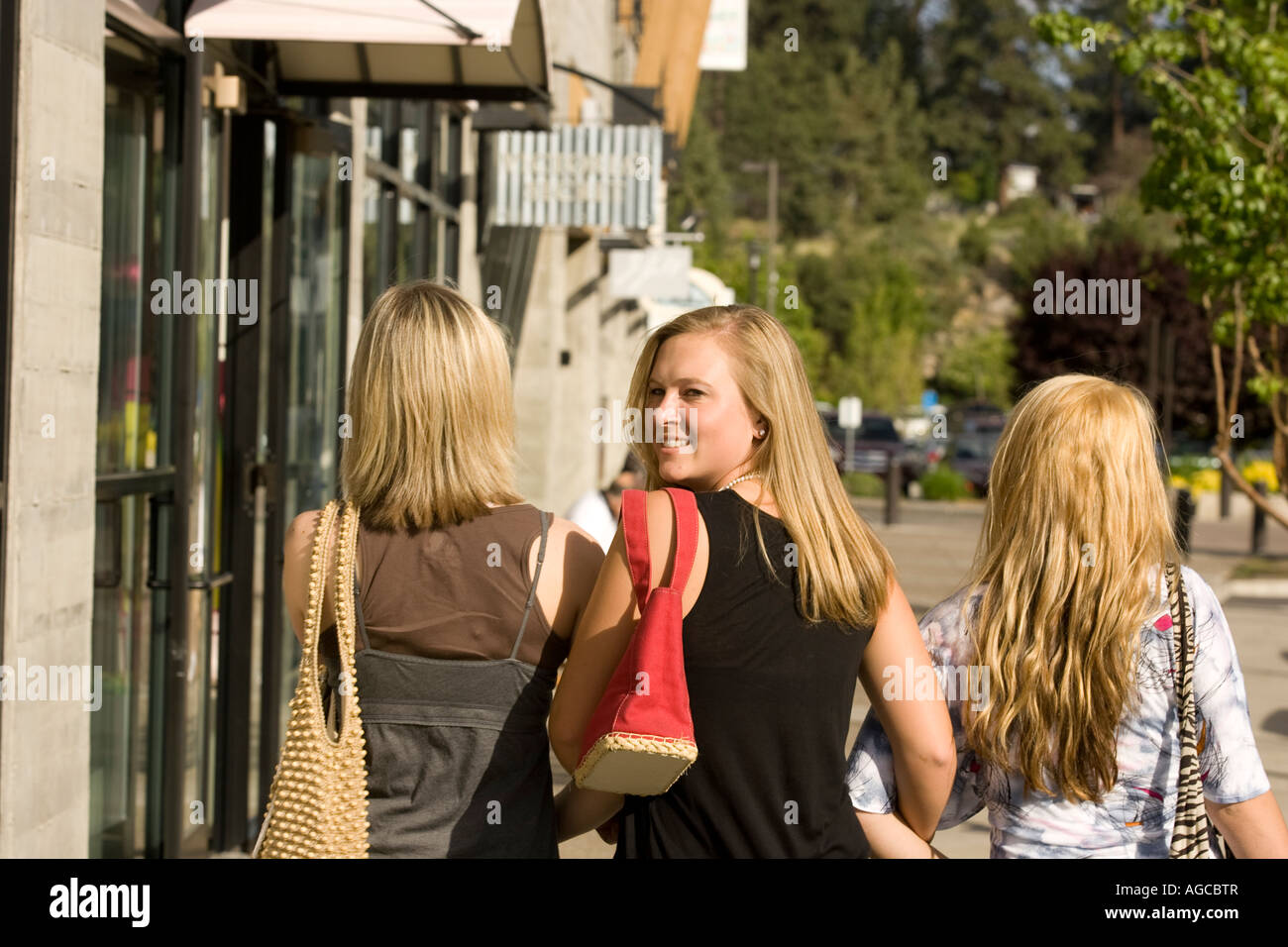 3 girls walking downtown Stock Photo - Alamy