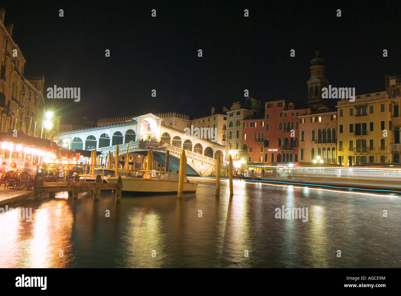 Rialto bridge Venice Italy night Stock Photo - Alamy