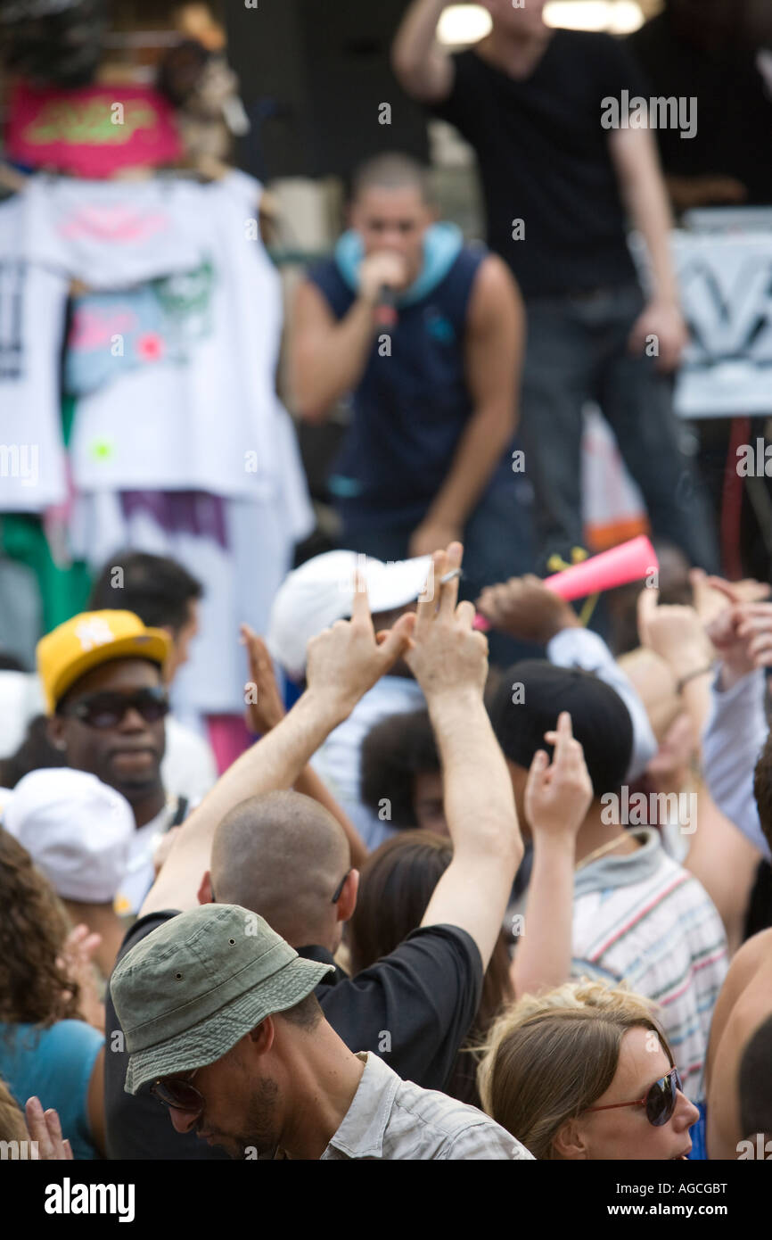 The crowd salute a rap singer at the Notting Hill Carnival, 2007 Stock ...