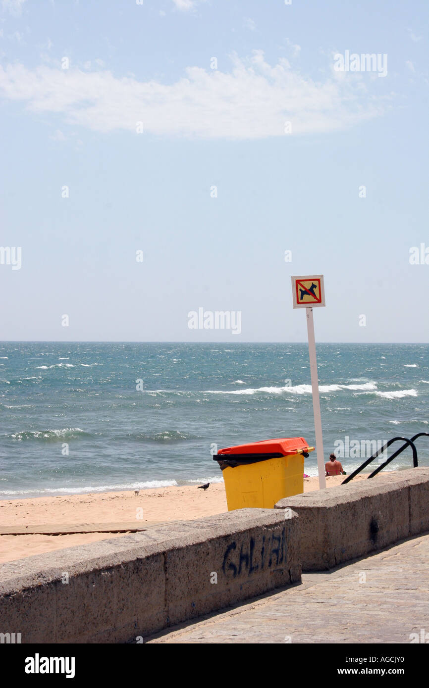 Beach with rubbish sign Stock Photo - Alamy