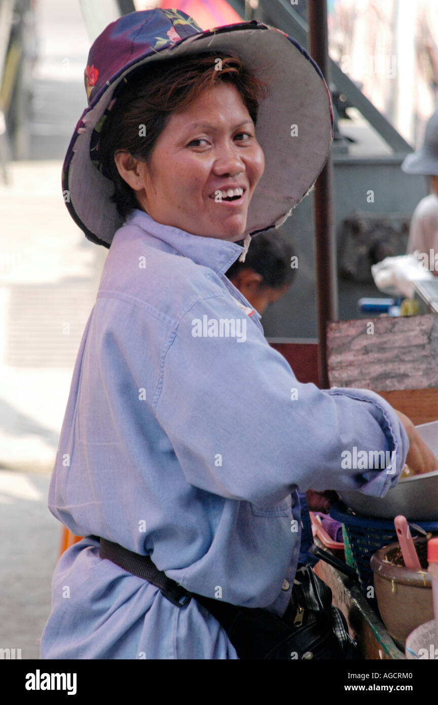 Thai lady cooking bangkok street food hi-res stock photography and ...