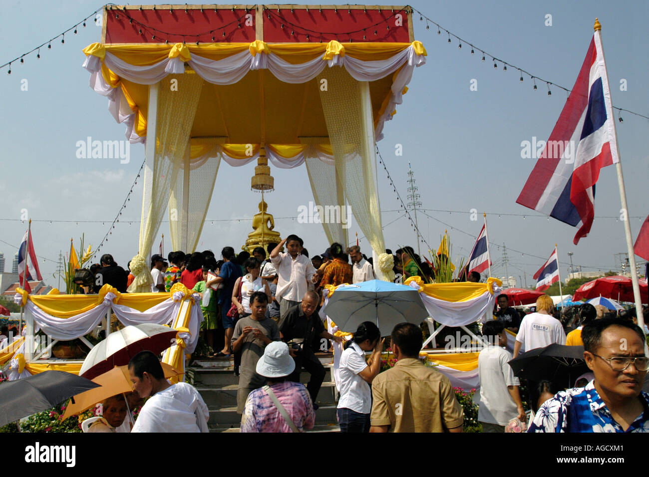 Songkran thailand buddha hi-res stock photography and images - Alamy