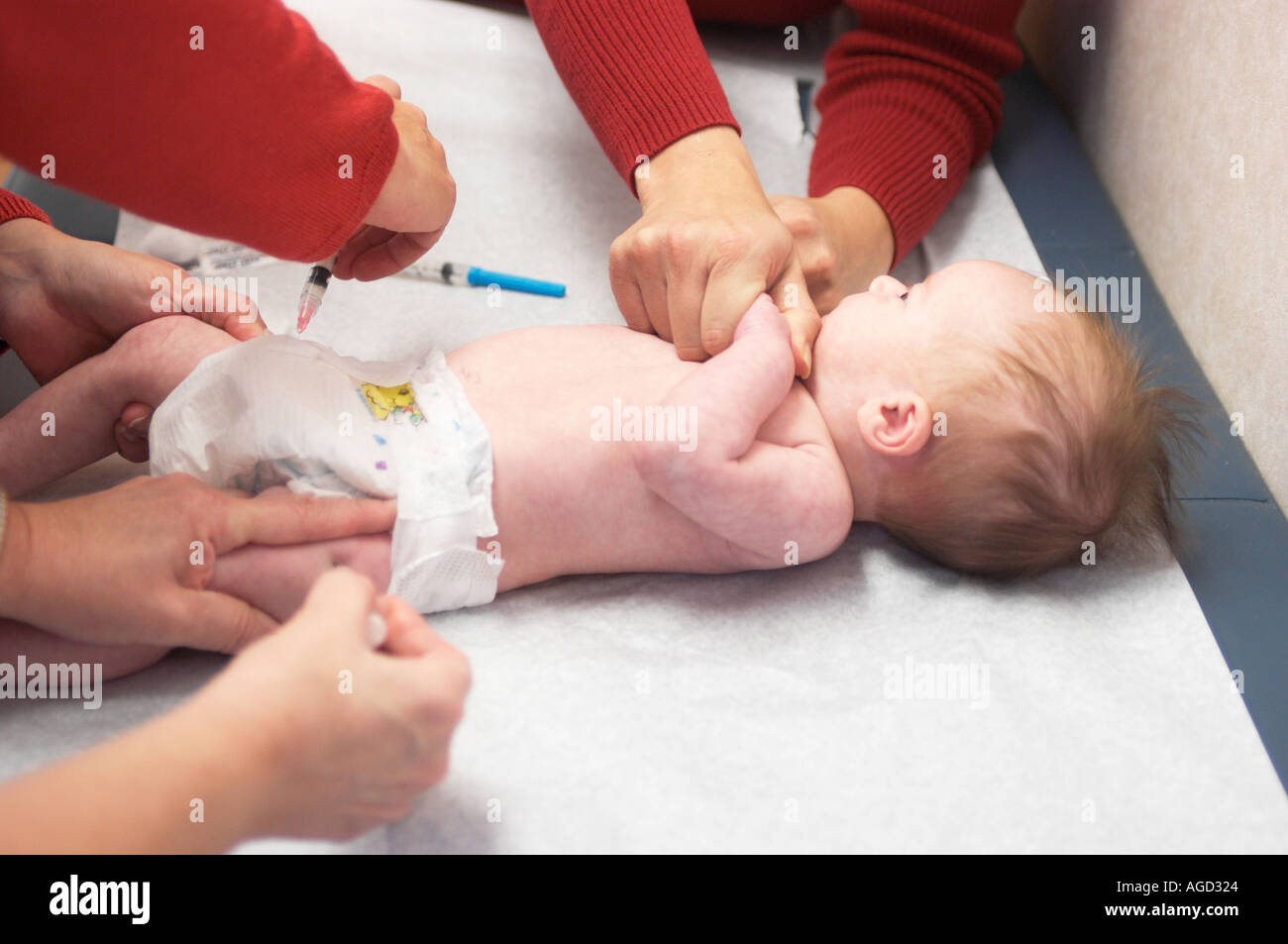 Pediatricians child injection hi-res stock photography and images - Alamy