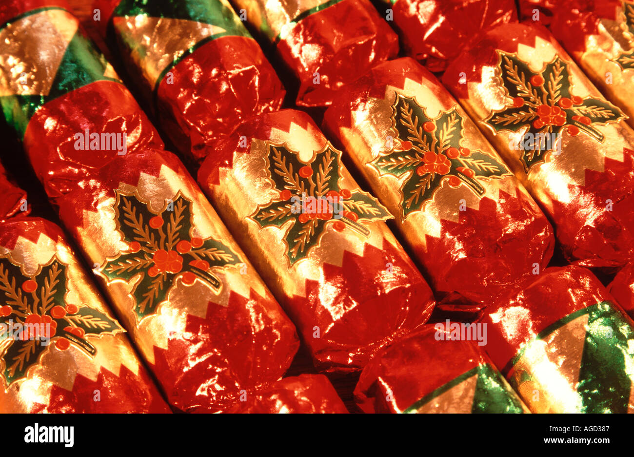 Row of christmas crackers hi-res stock photography and images - Alamy