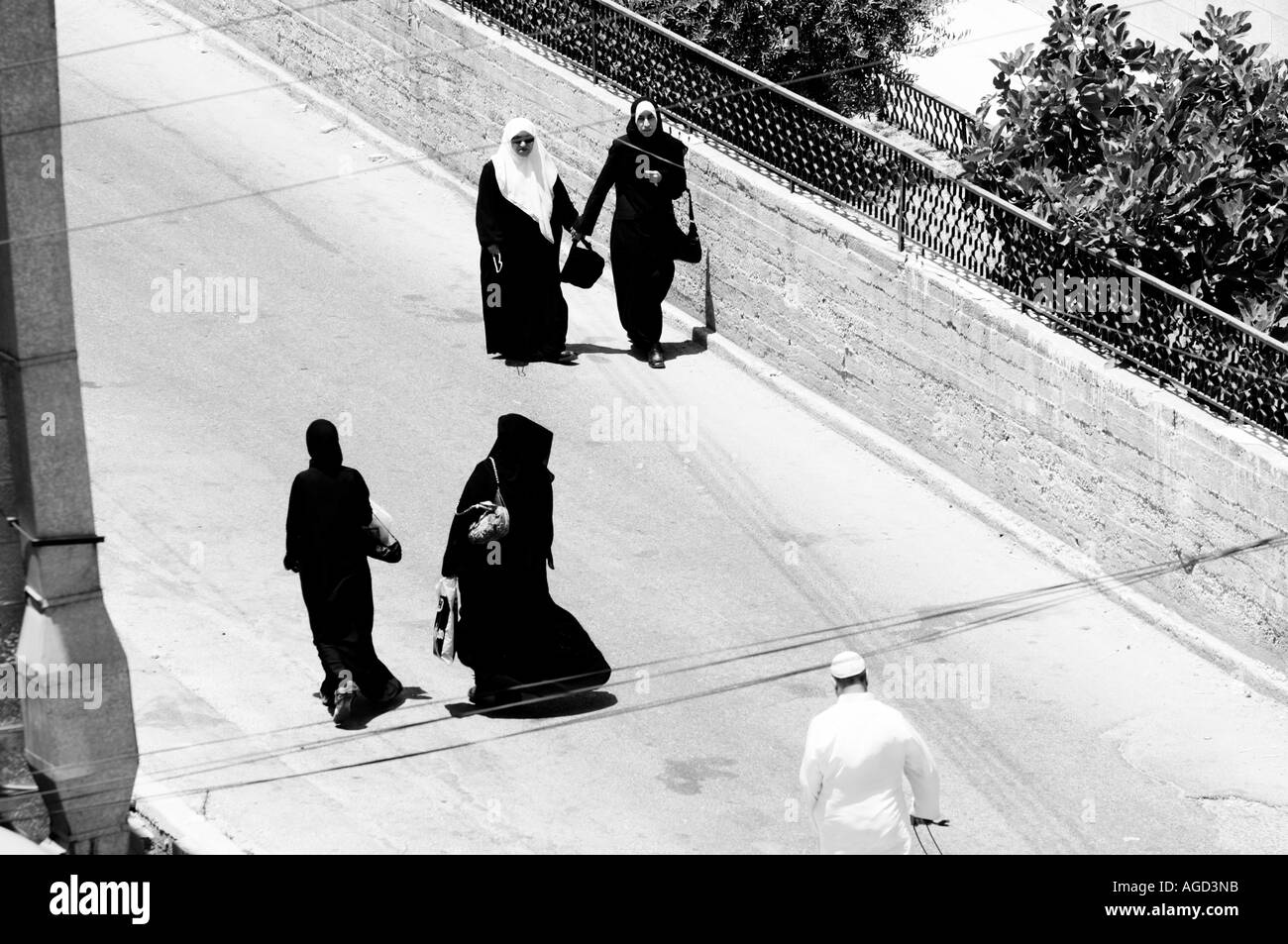 People in traditional Islmaic dress in Amman, Jordan Stock Photo - Alamy
