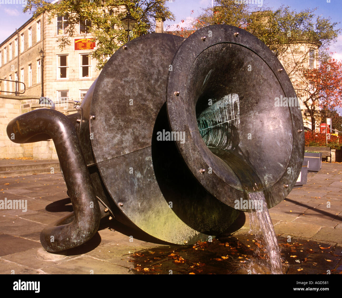 Tilted vase sculpture hi-res stock photography and images - Alamy