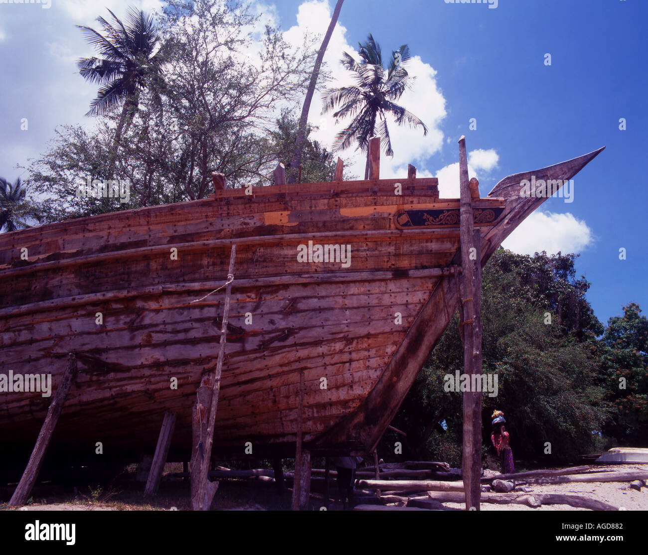 Traditional dhow building zanzibar tanzania hi-res stock photography ...
