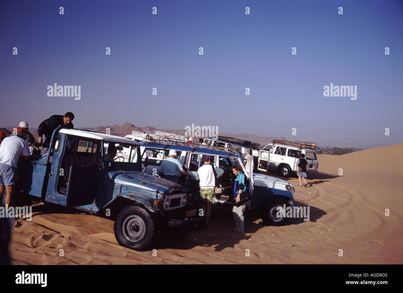 with the jeep on a desert road Libya Libyen desert Sahara adventure ...