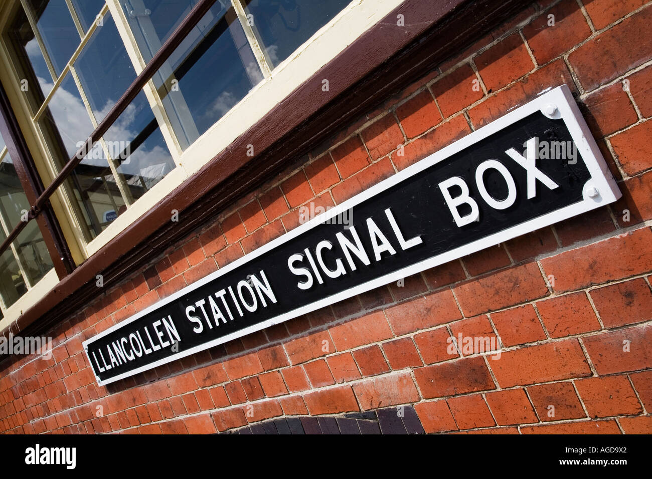 Llangollen station signal box hi-res stock photography and images - Alamy