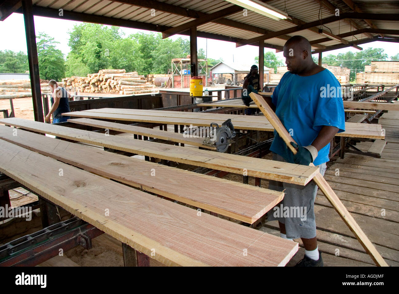 Lumber mill workers hi-res stock photography and images - Alamy
