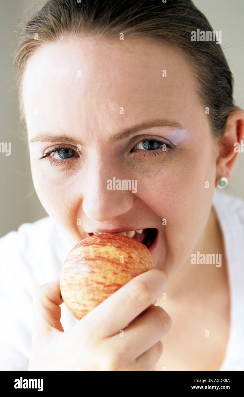 YOUNG WOMAN EATING APPLE Stock Photo - Alamy