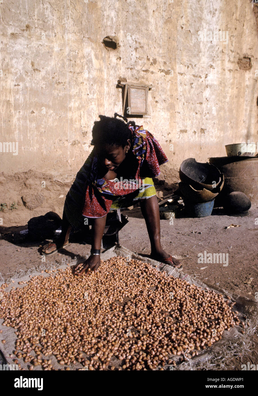 African woman selling peanuts or groundnuts in Burkino Faso Stock Photo ...