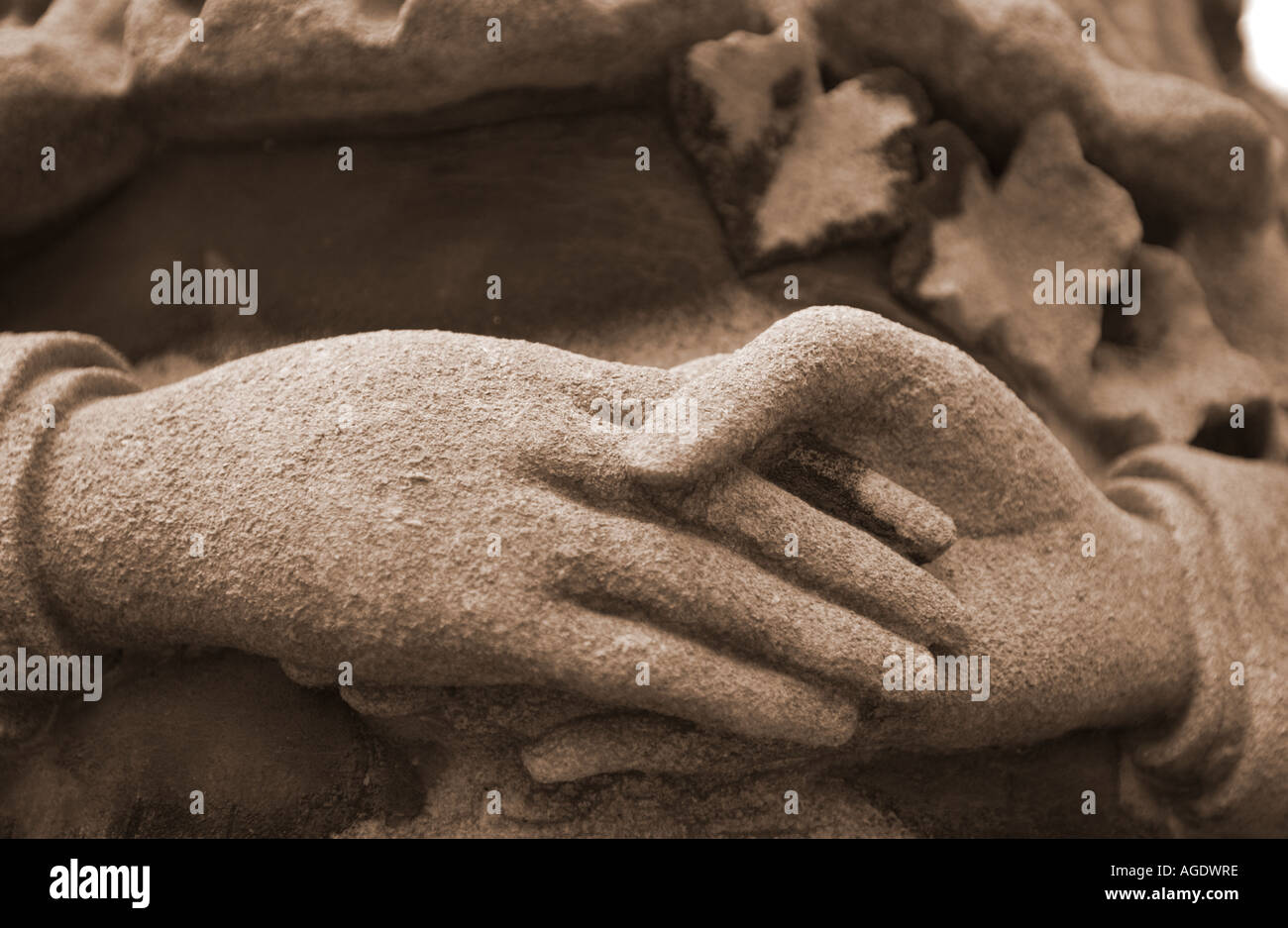 Angel statues holding hands hi-res stock photography and images - Alamy