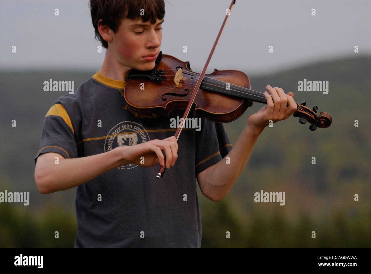 A man playing violin hi-res stock photography and images - Alamy