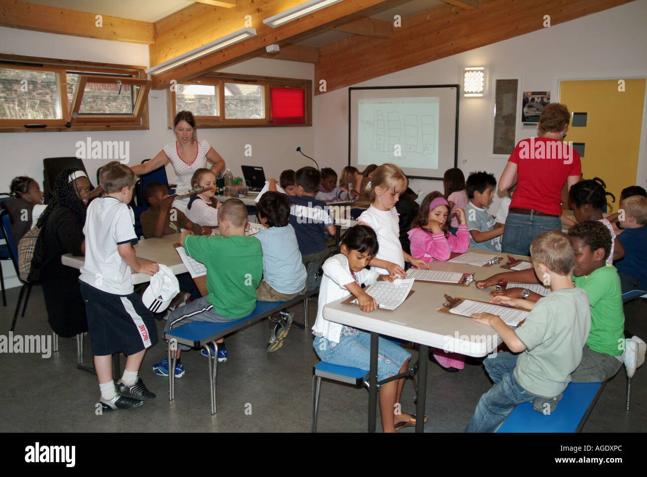 SCHOOL CHILDREN IN CLASSROOM Stock Photo - Alamy