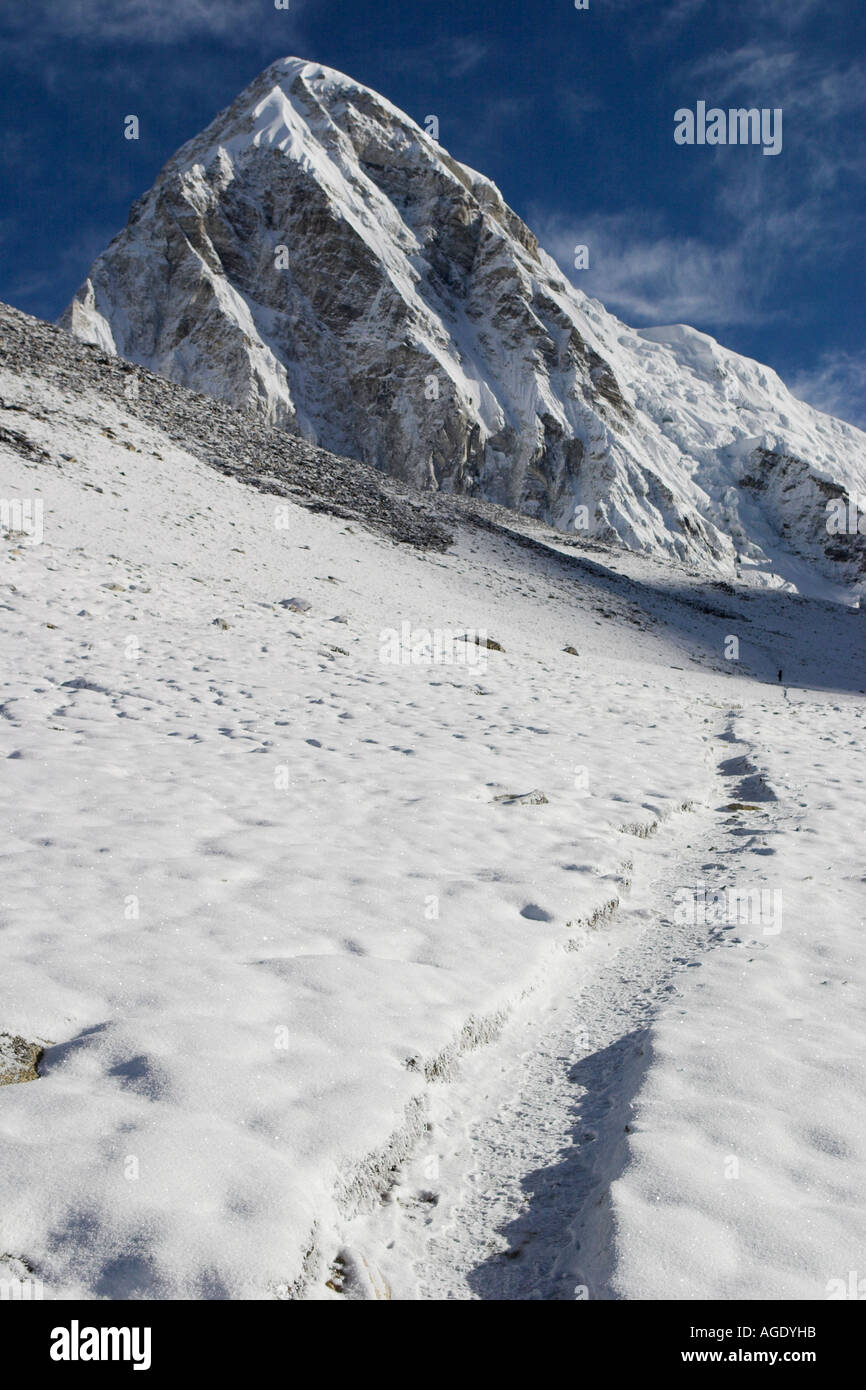Trail thtough the snow on Kala Pattar Nepal Stock Photo - Alamy