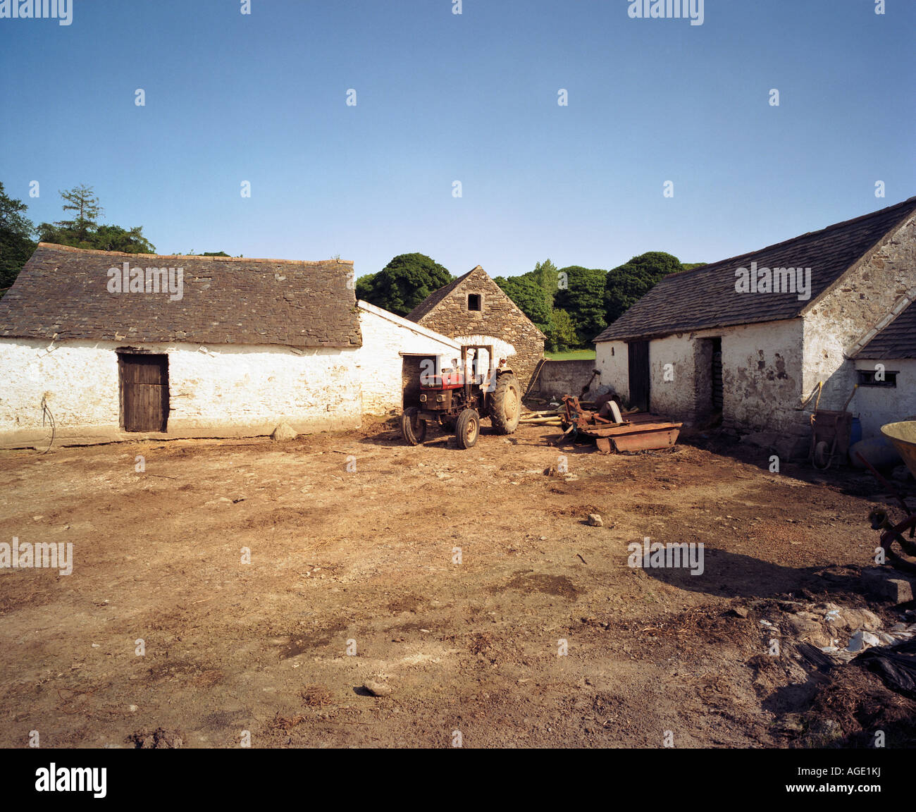 Old farm buildings ireland hi-res stock photography and images - Alamy