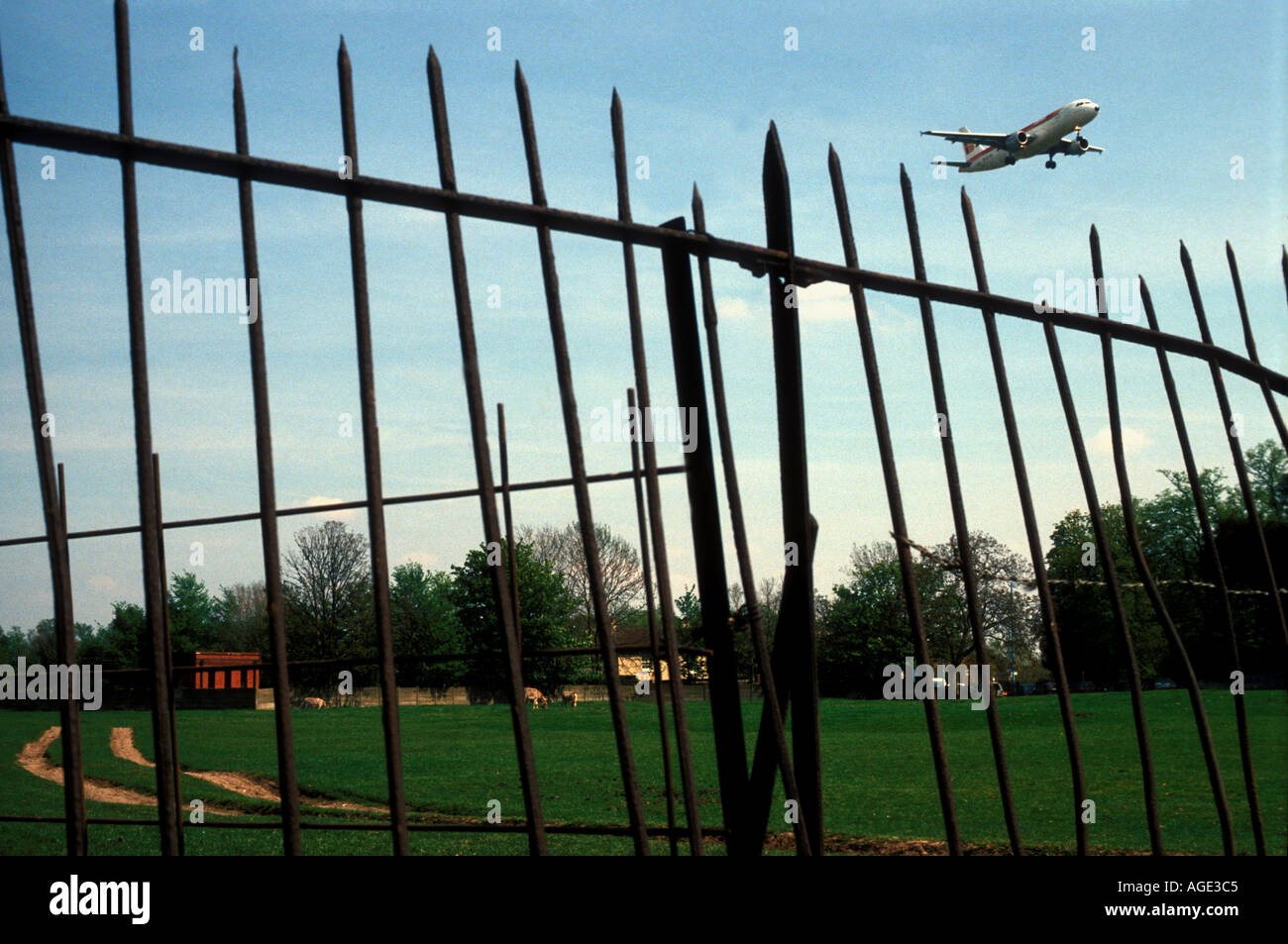 Heathrow landing roof hi-res stock photography and images - Alamy