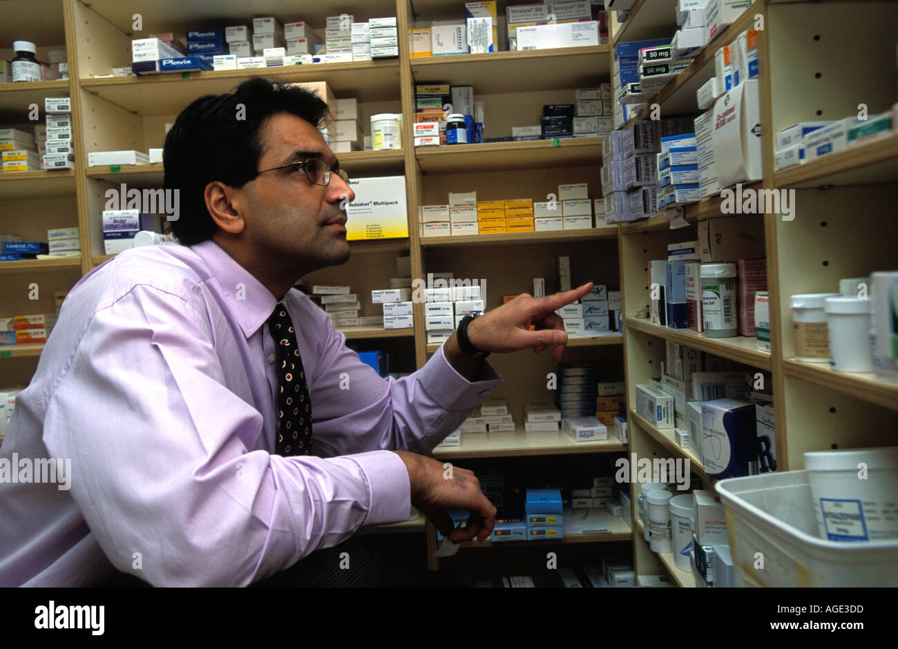 Pharmacist at work uk hi-res stock photography and images - Alamy
