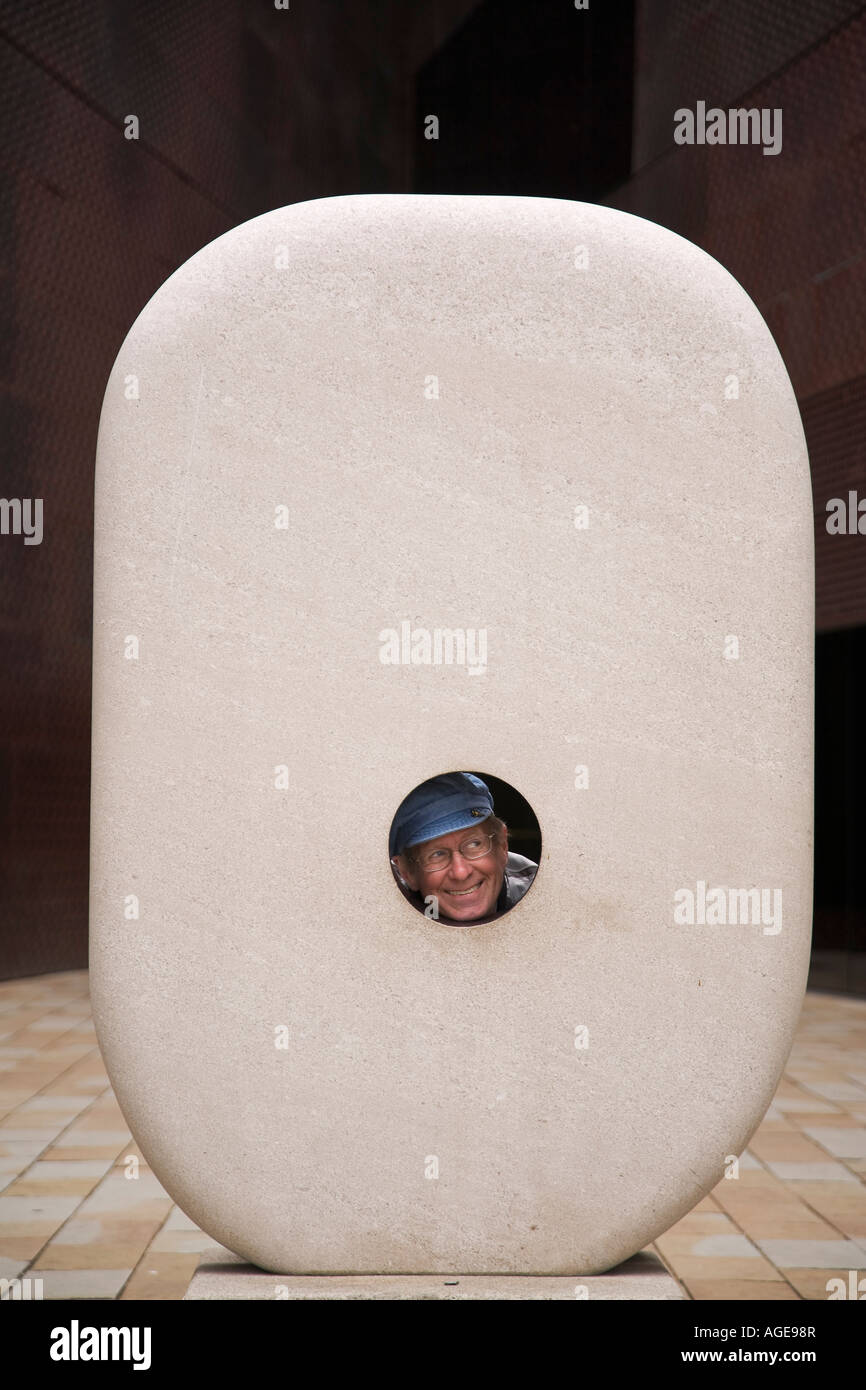 Man looking through stone sculpture de Young Art Museum Golden Gate ...